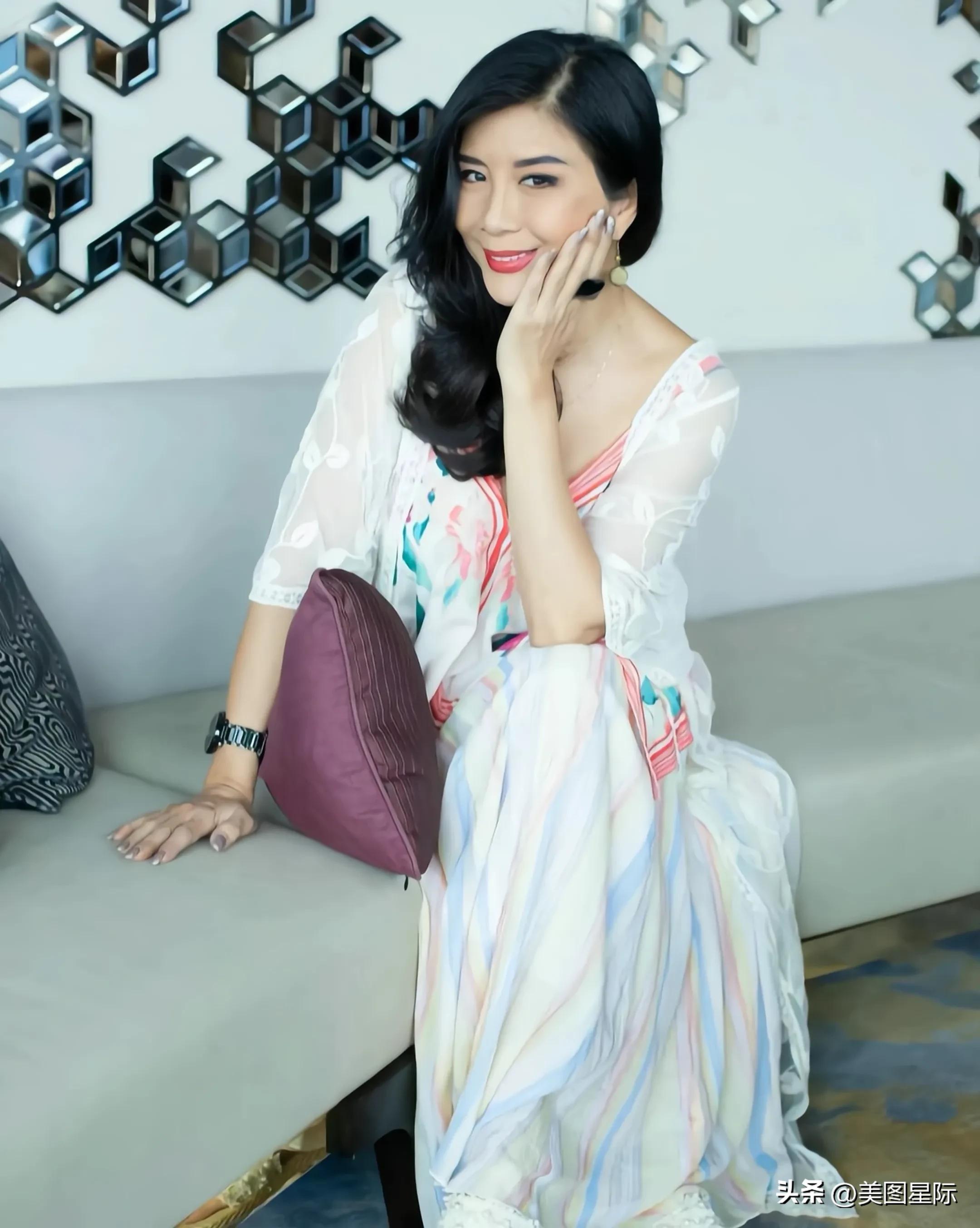 The protagonist of this issue—Wu Jiali, the 32nd issue of the celebrity stunning beauty series ...