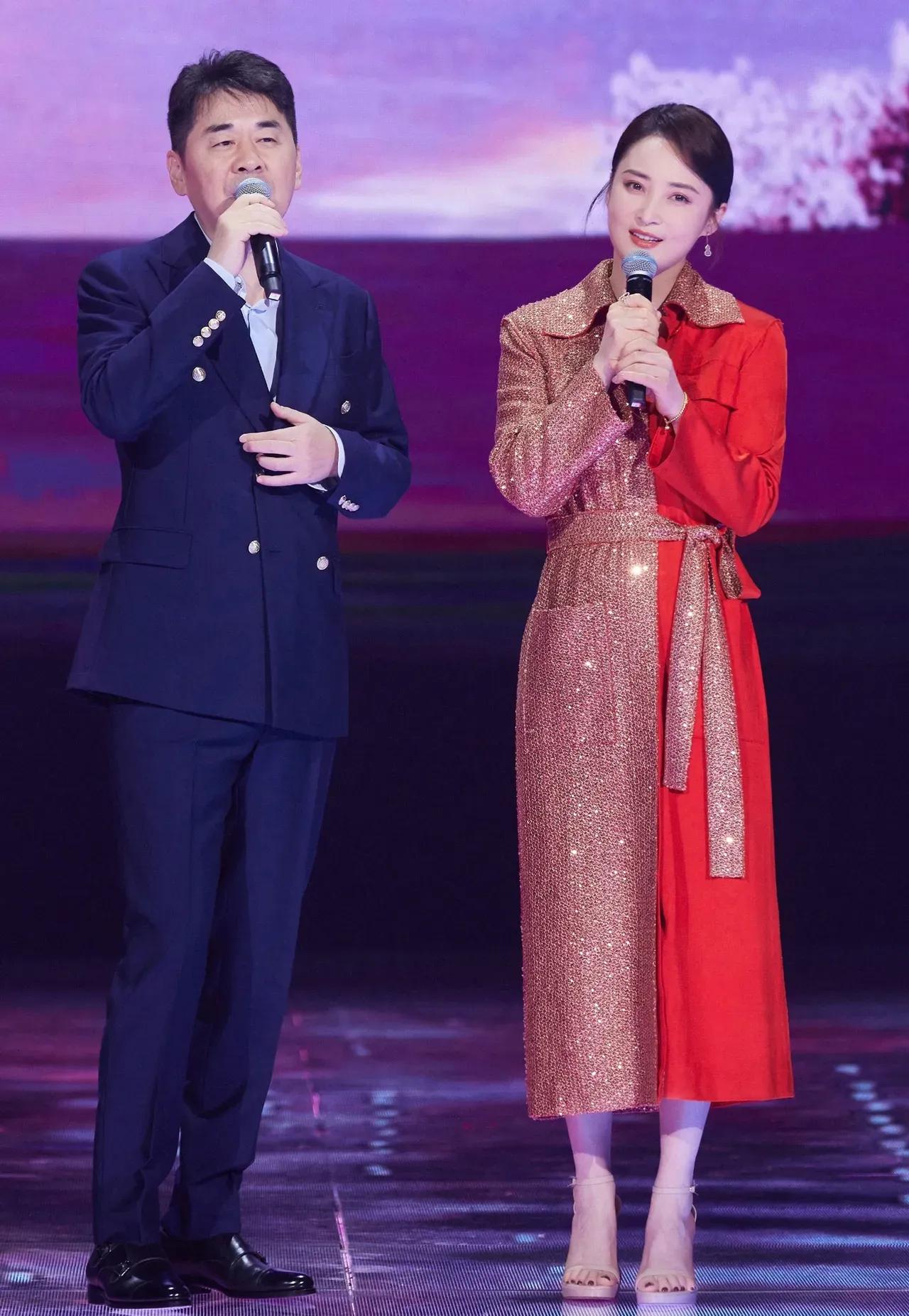 Jiang Qinqin and Chen Jianbin rarely sing on the same stage!Elegant and ...