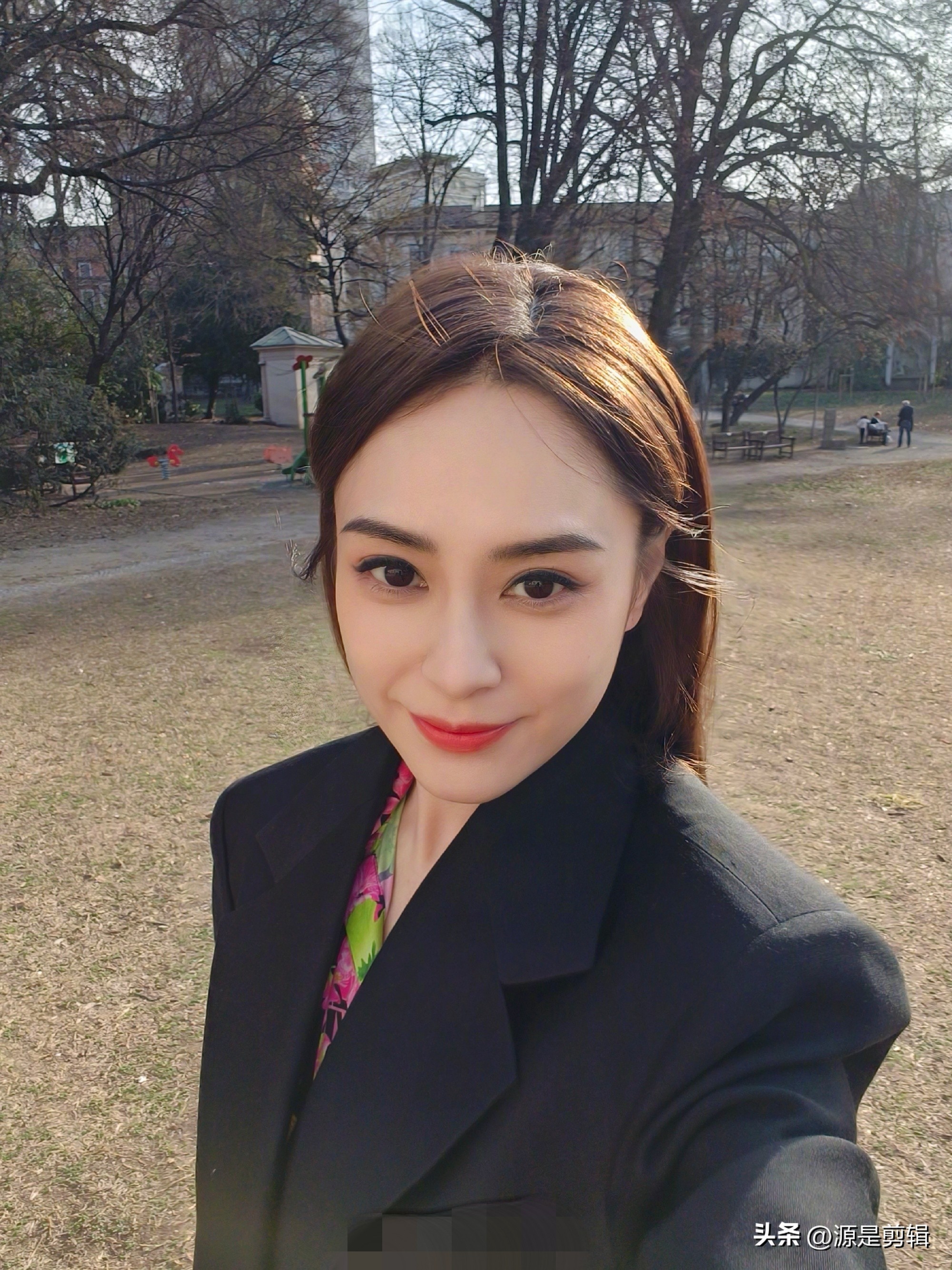 Gillian in the street cute play selfie beauty photo appreciation - iMedia