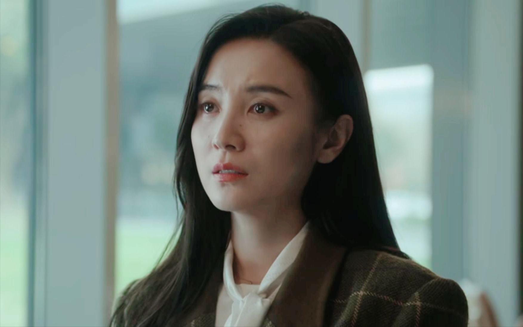 She was hunted by 4 men and lived with a 5-married director for 5 years ...