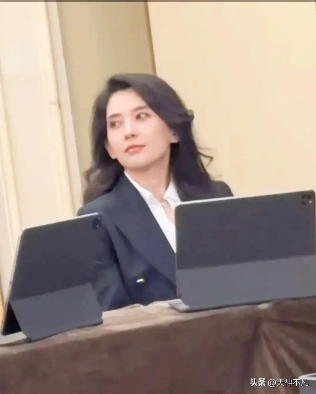 Xinjiang beauty Li Qiao is on fire! She looks exactly like Li Fuzhen ...