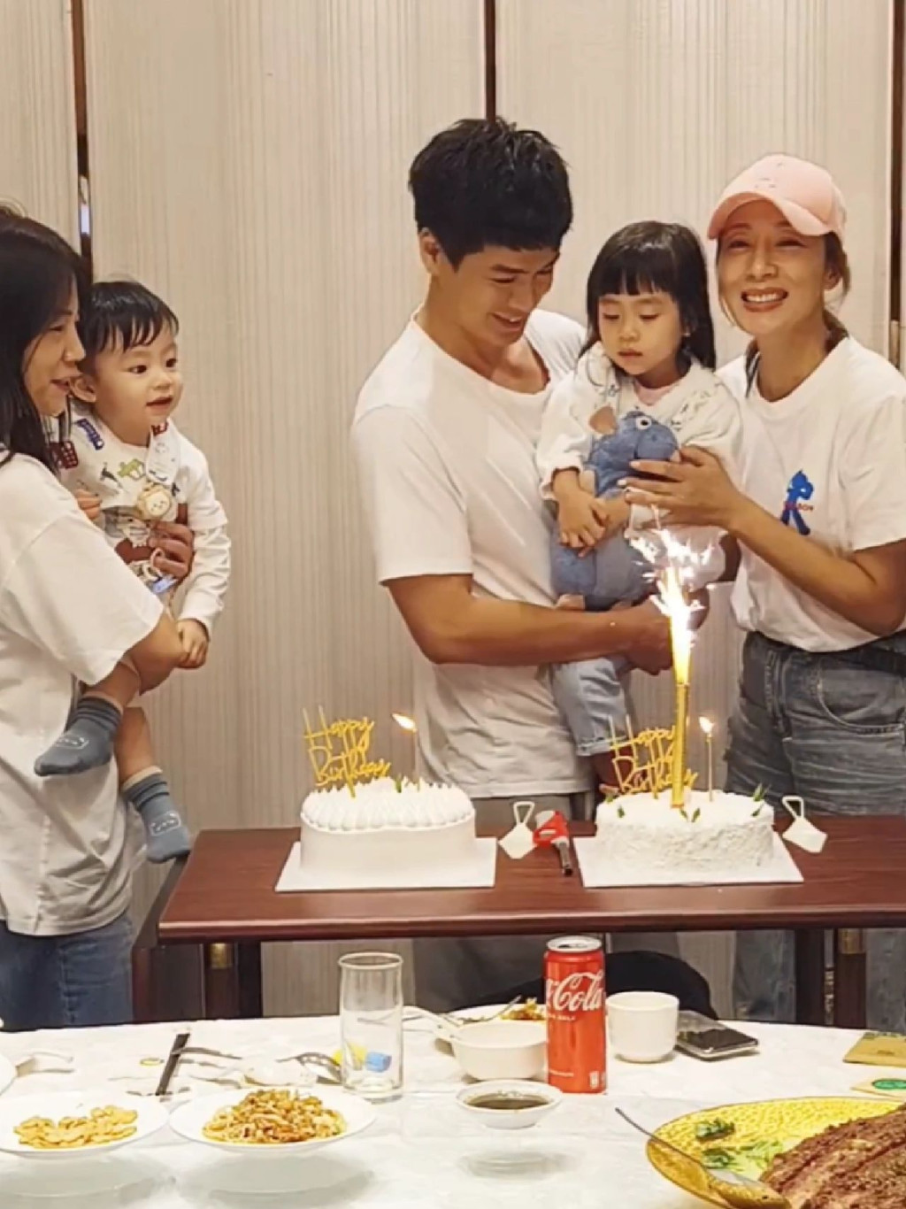 Yang Yi took her two children to visit Luo Zhongqian. The 3-year-old ...