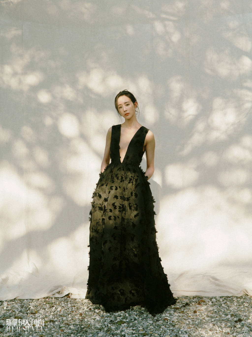 Zhang Junning's latest blockbuster wears a black vacuum dress to show ...