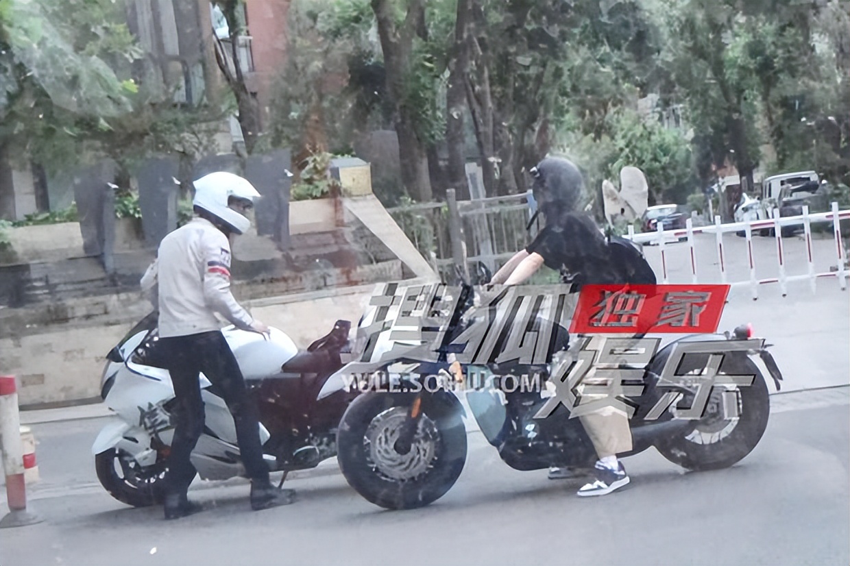 Zhang Li and the boy ride a motorcycle and eat Japanese food. The two ...