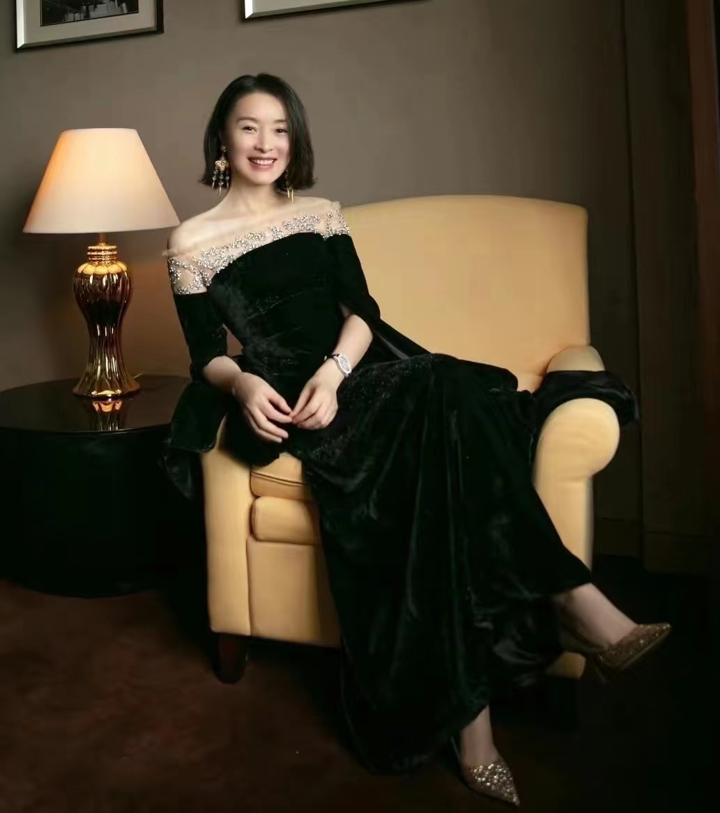 Wu Yue finally made a high profile, the black galaxy velvet tube top ...