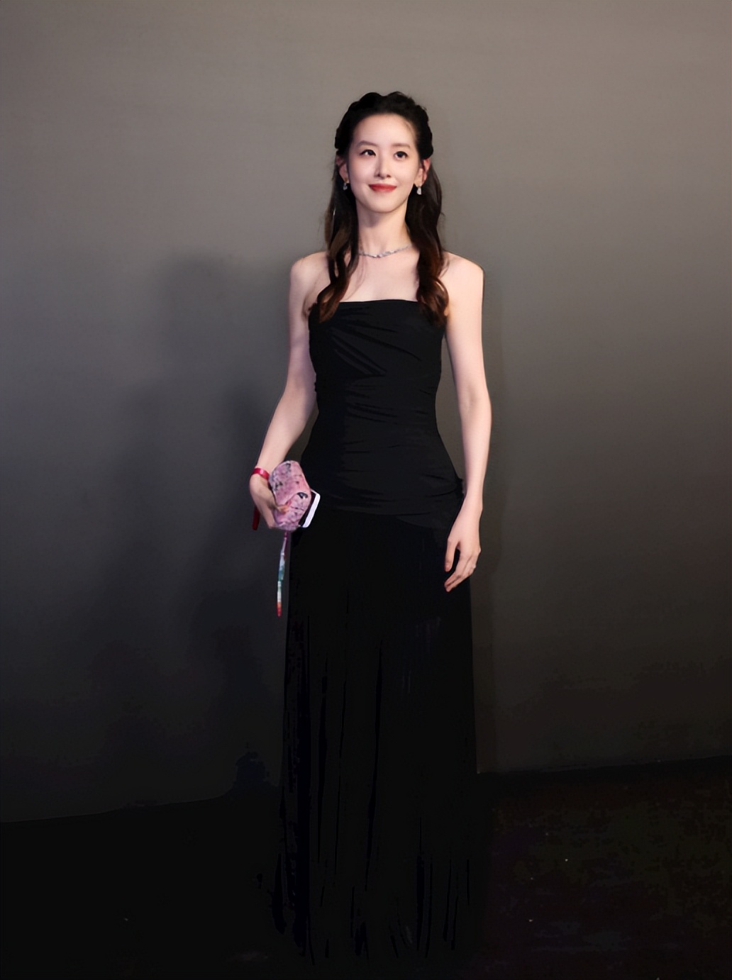 Zhang Zetian attended the dinner event in Cannes, his skin was so white ...