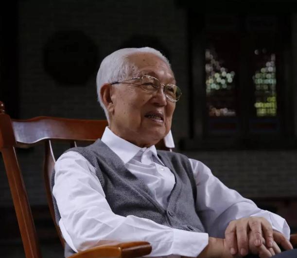 Selecting a grave for Huo Yingdong and "persuading" the gambling king ...