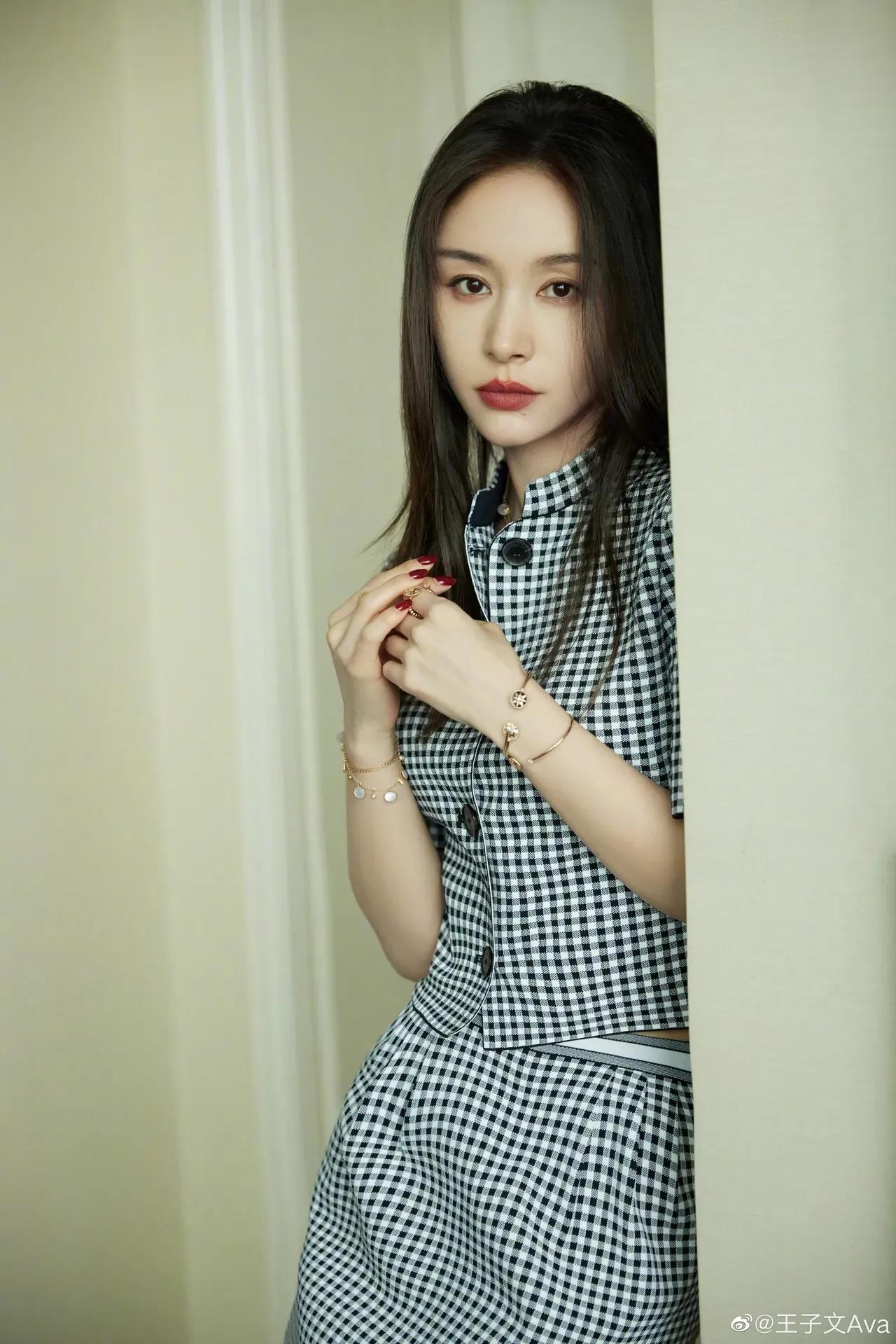 Wang Ziwen's long hair flutters so softly - iNEWS