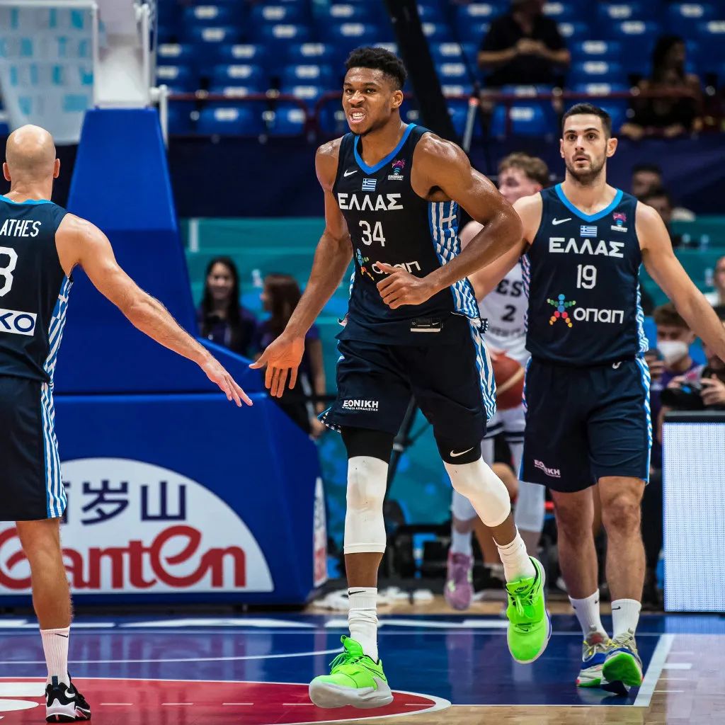 25 points in 19 minutes!Antetokounmpo unfortunately injured his foot ...