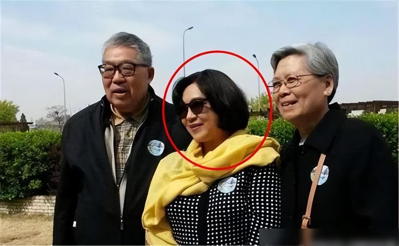 Jet Li posted a recent photo of his wife, 61-year-old Li Zhi is aging ...