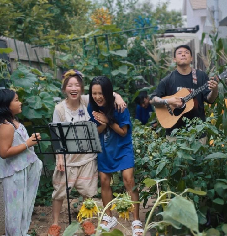 He Jie and Diao Lei's family of five went on a sweet trip and met with "Super Girl" Huang Yali ...