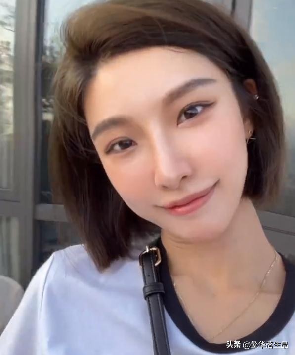 He Youqi's ex-wife returned to Hong Kong, with short hair and a ...