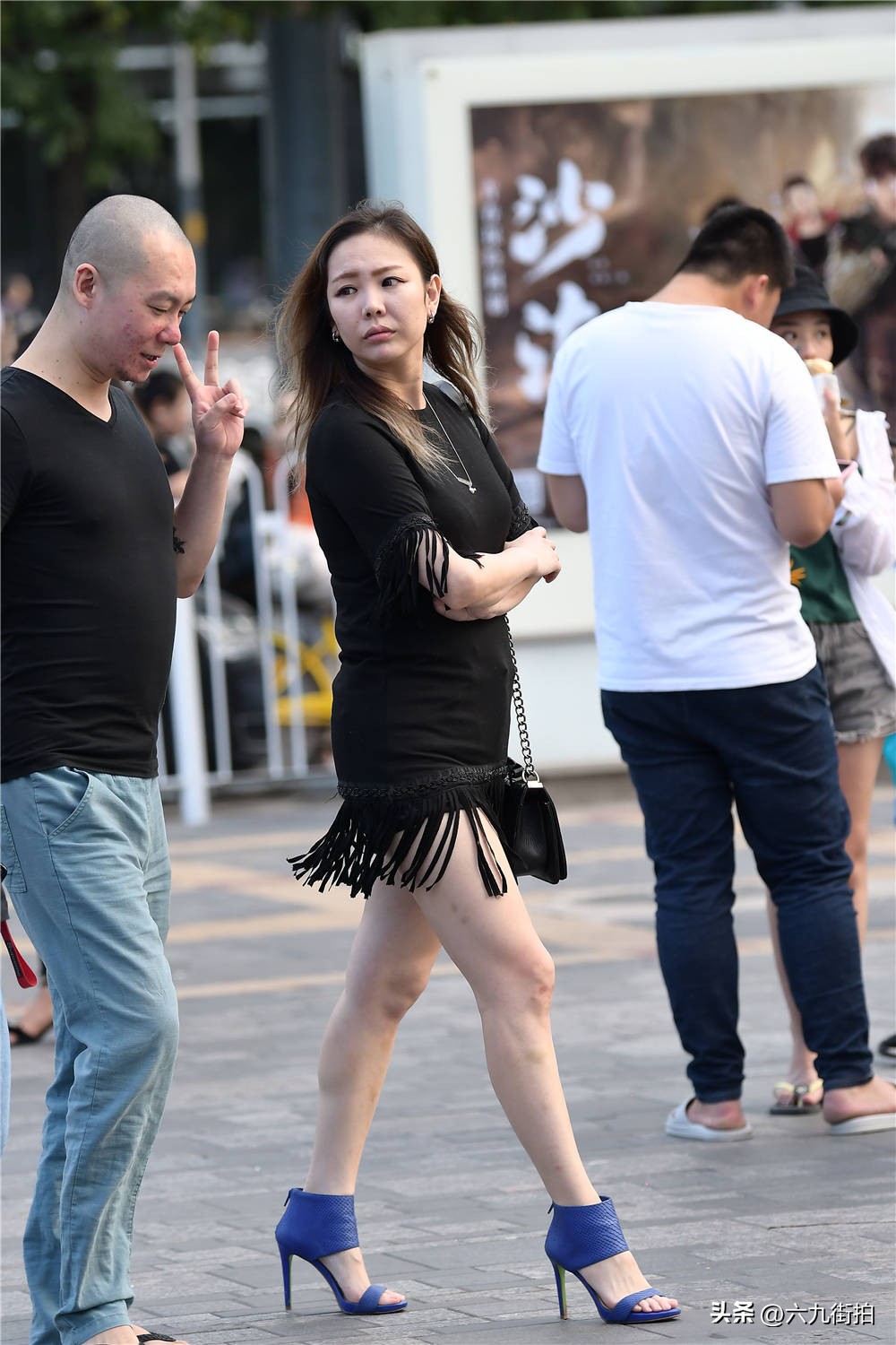 Blue stiletto sandals, 10cm height, with a black half-sleeve dress - iNEWS