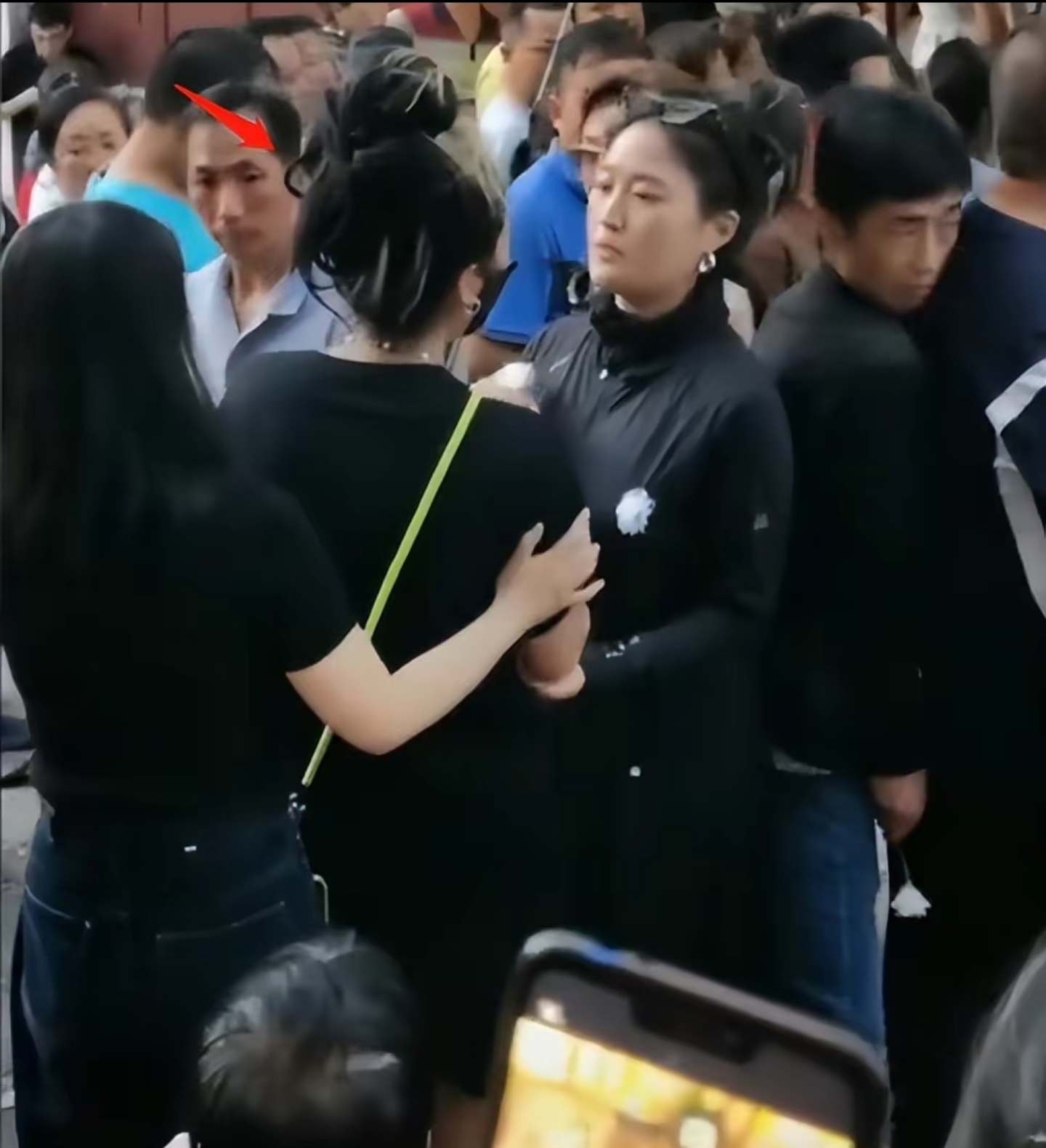 Singer Zhang Hengyuan was buried in a barren mountain, the coffin was covered with a white cloth ...