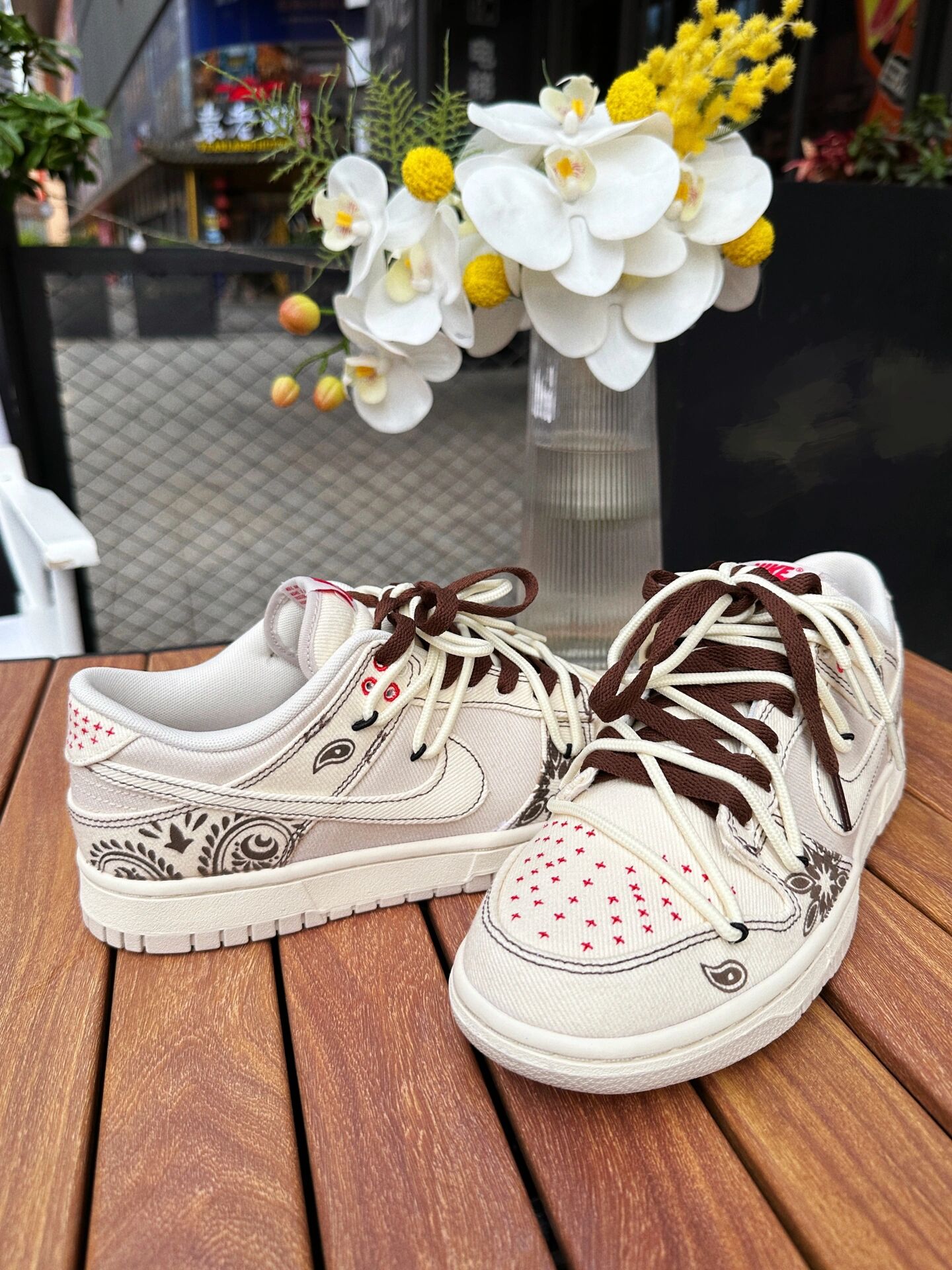 Choose this pair of mocha cashew nut flower Dunk for retro outfits, it ...