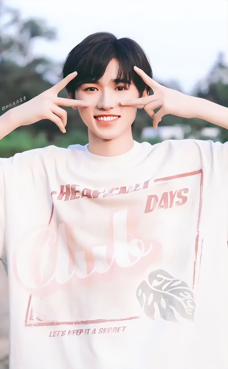 Song Yaxuan posted a selfie, and the shape of the phone case was ...