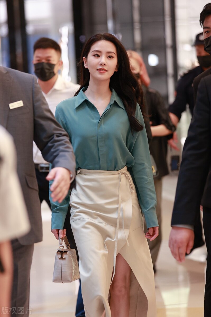 Liu Shishi and Yang Tianzhen attended an event, one of them wanted to ...