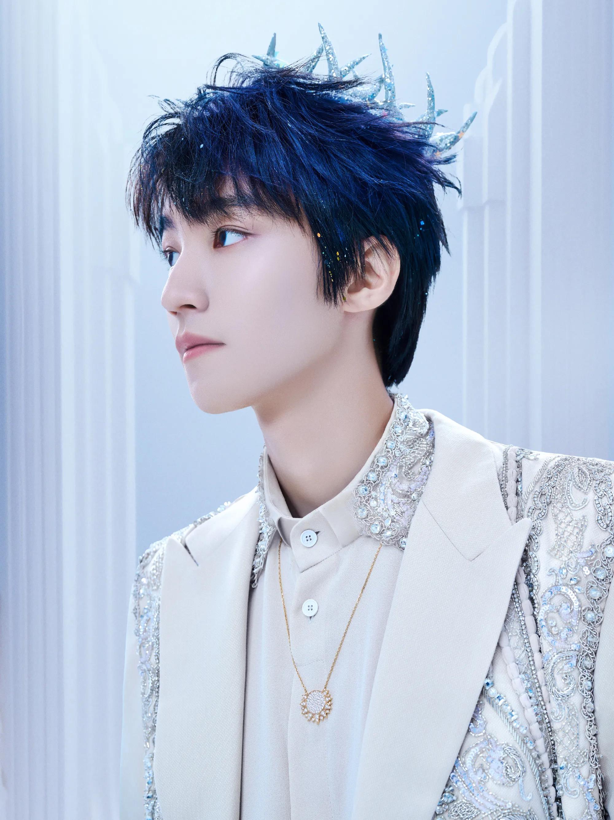 Wang Junkai's new song "Looking Back" was released, expressing his youthful memories ...