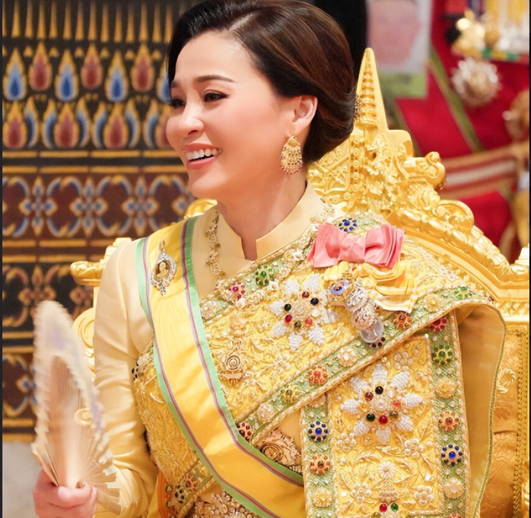 The Suthida family of four got along in harmony and attended the ...