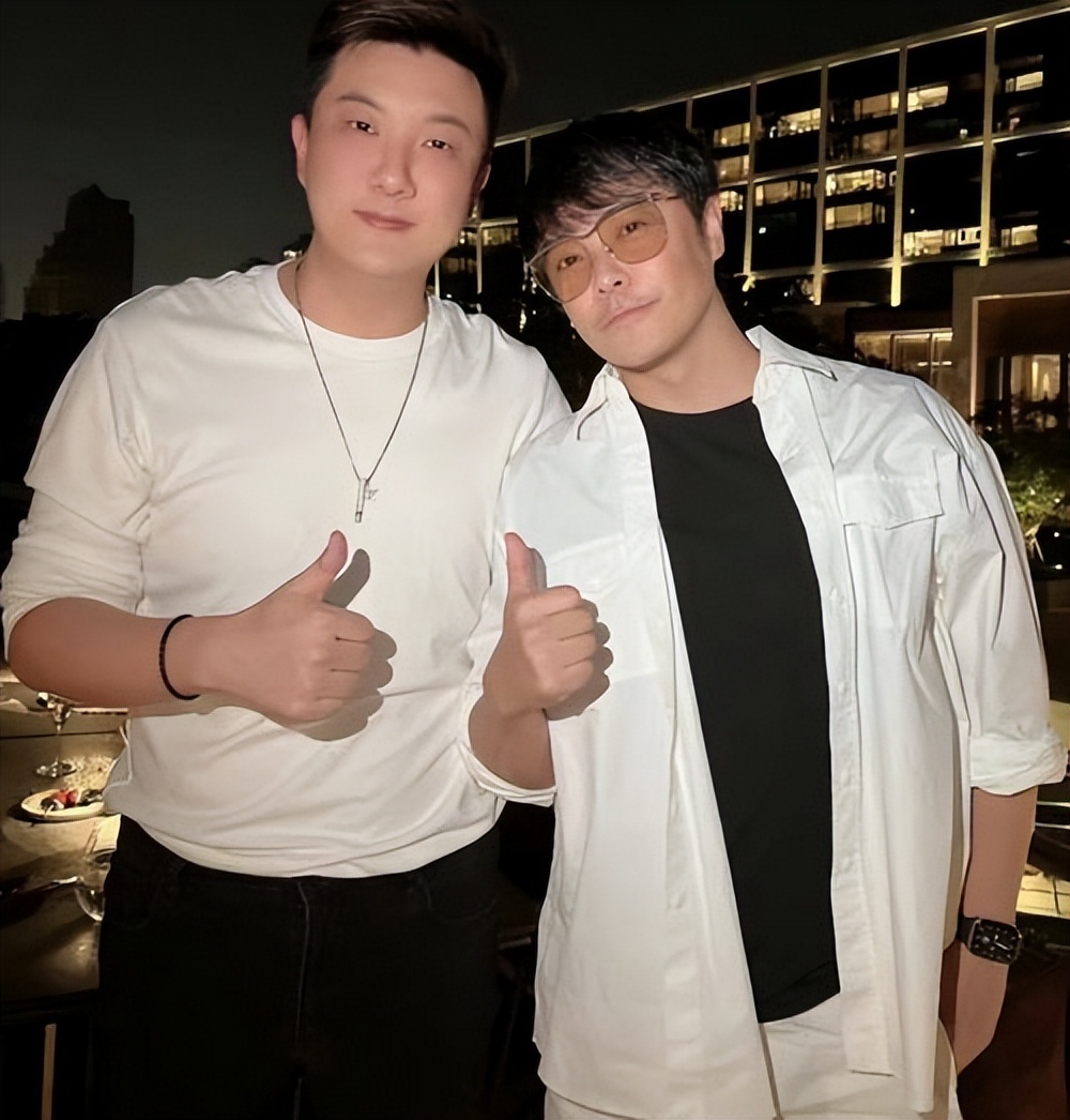 Chen Sicheng and his girlfriend Ruan Ju strolled on the street, causing ...