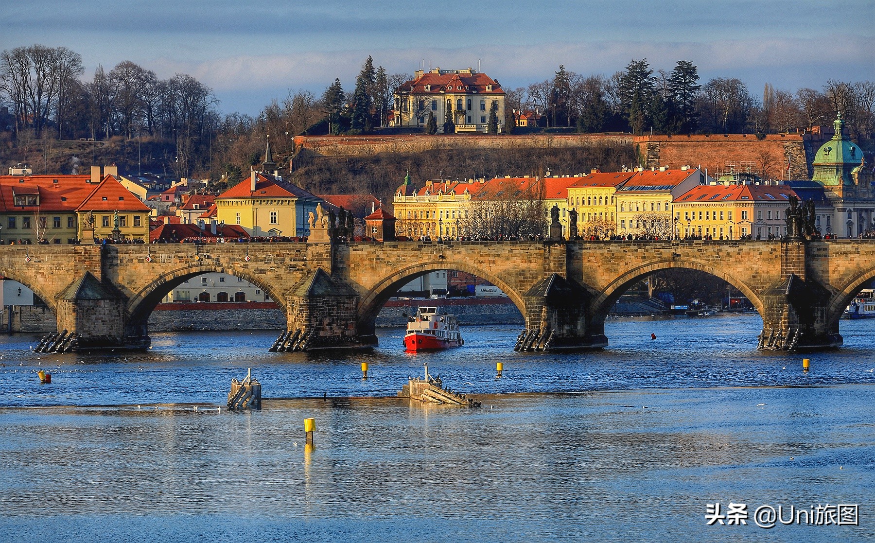 Video photo, the Charles Bridge in Prague, which just celebrated its 665th birthday, is still ...