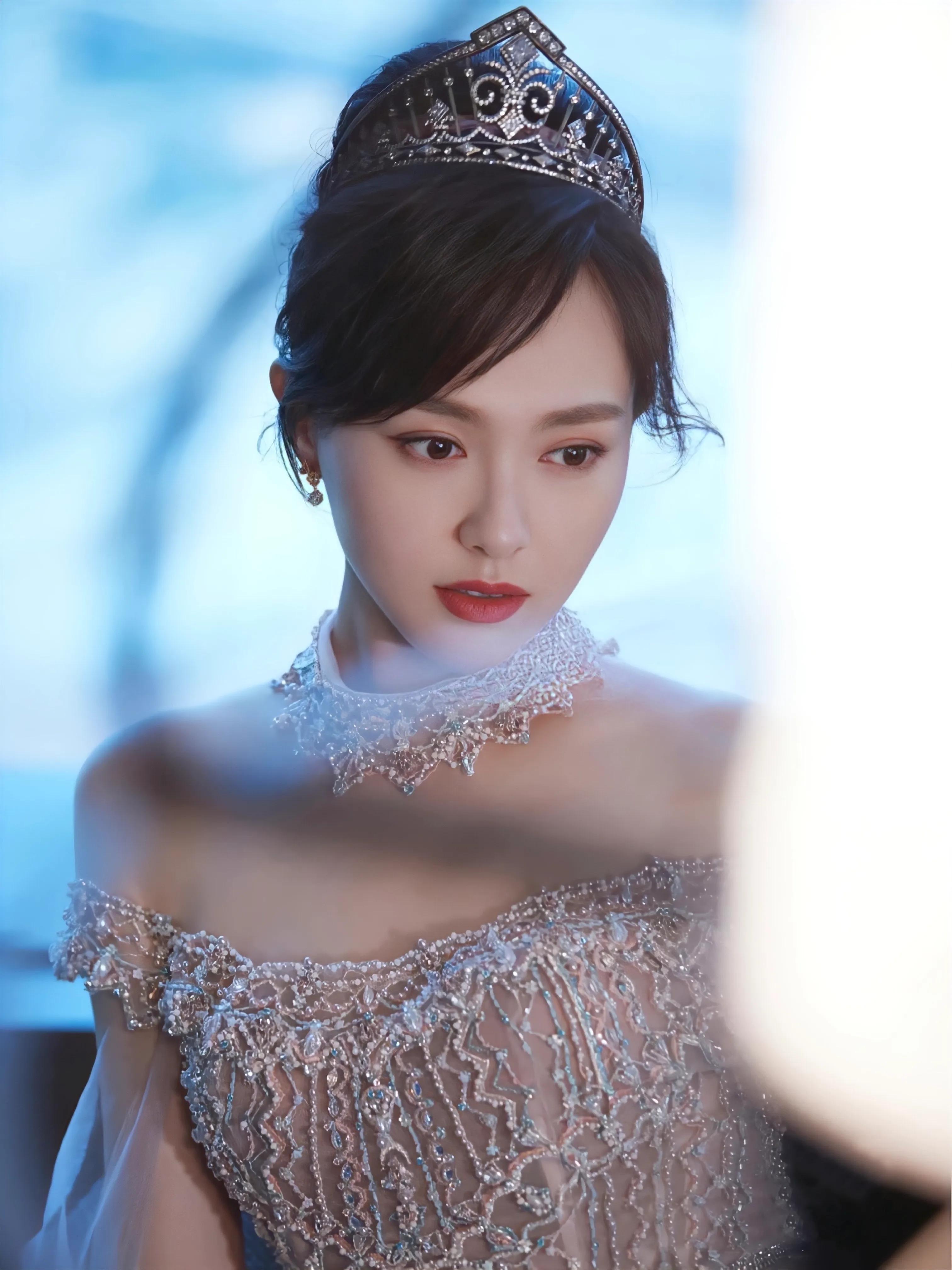 Tang Yan's super clean wallpaper - iNEWS