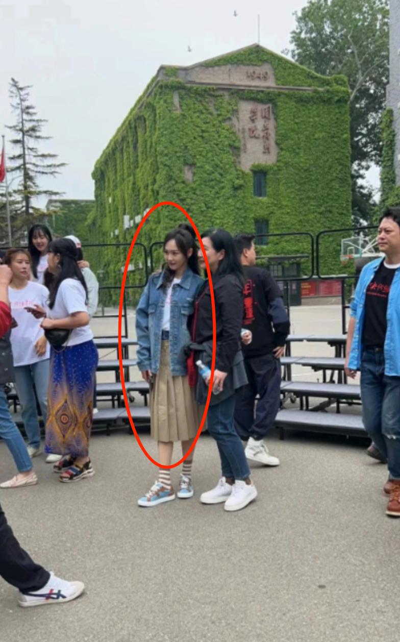 Tang Yan returned to the Chinese opera to take a group photo with her ...