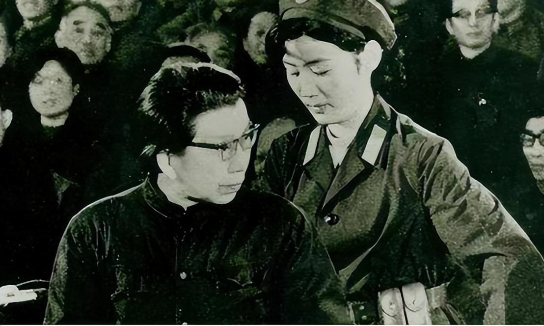In 1976, after Jiang Qing was arrested, He Zizhen looked calm and said ...