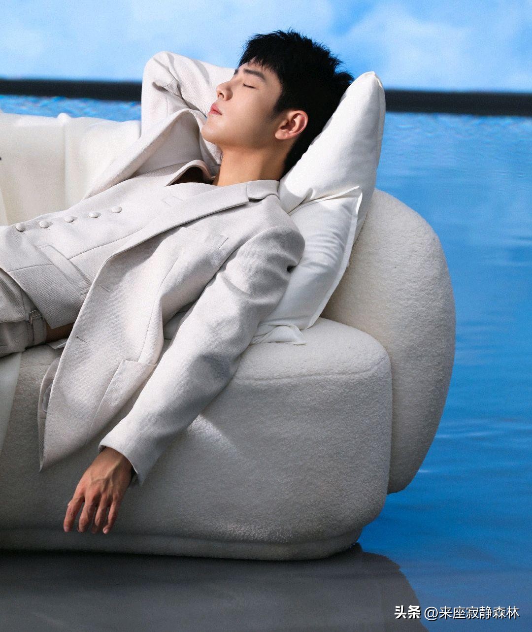 Xiao Zhan Studio released 16 pictures: the only black and white photo ...