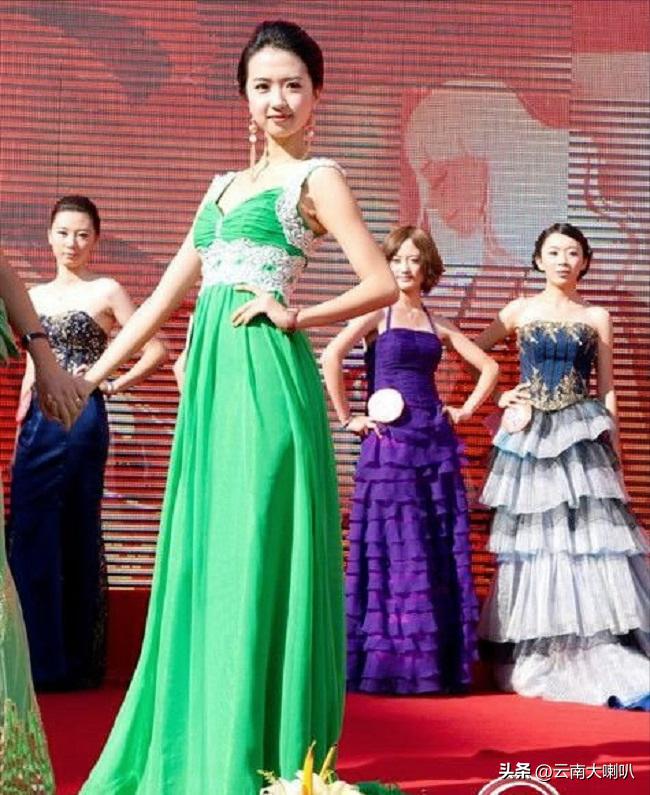 Xu Lingyue returned to Yunnan, and went to the street with her plain ...