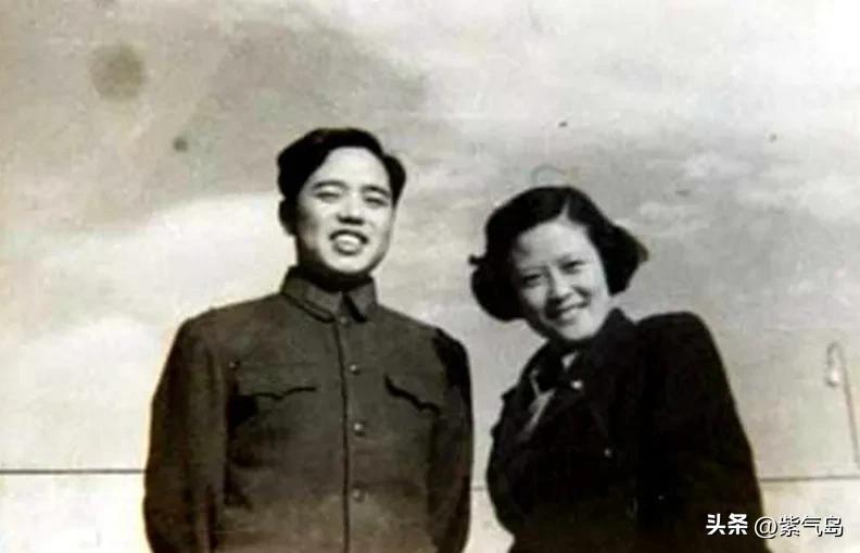 Premier Zhou led reporters into Zhongnanhai - iNEWS