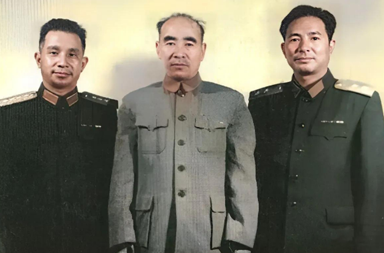 In 1957, the two gods of war Su Yu and Lin Biao took a group photo ...