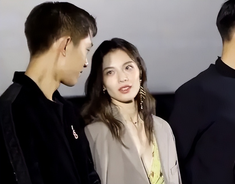 Zhong Chuxis New Relationship Was Revealed She Hugged Hou Wenyuan In The Street And Her