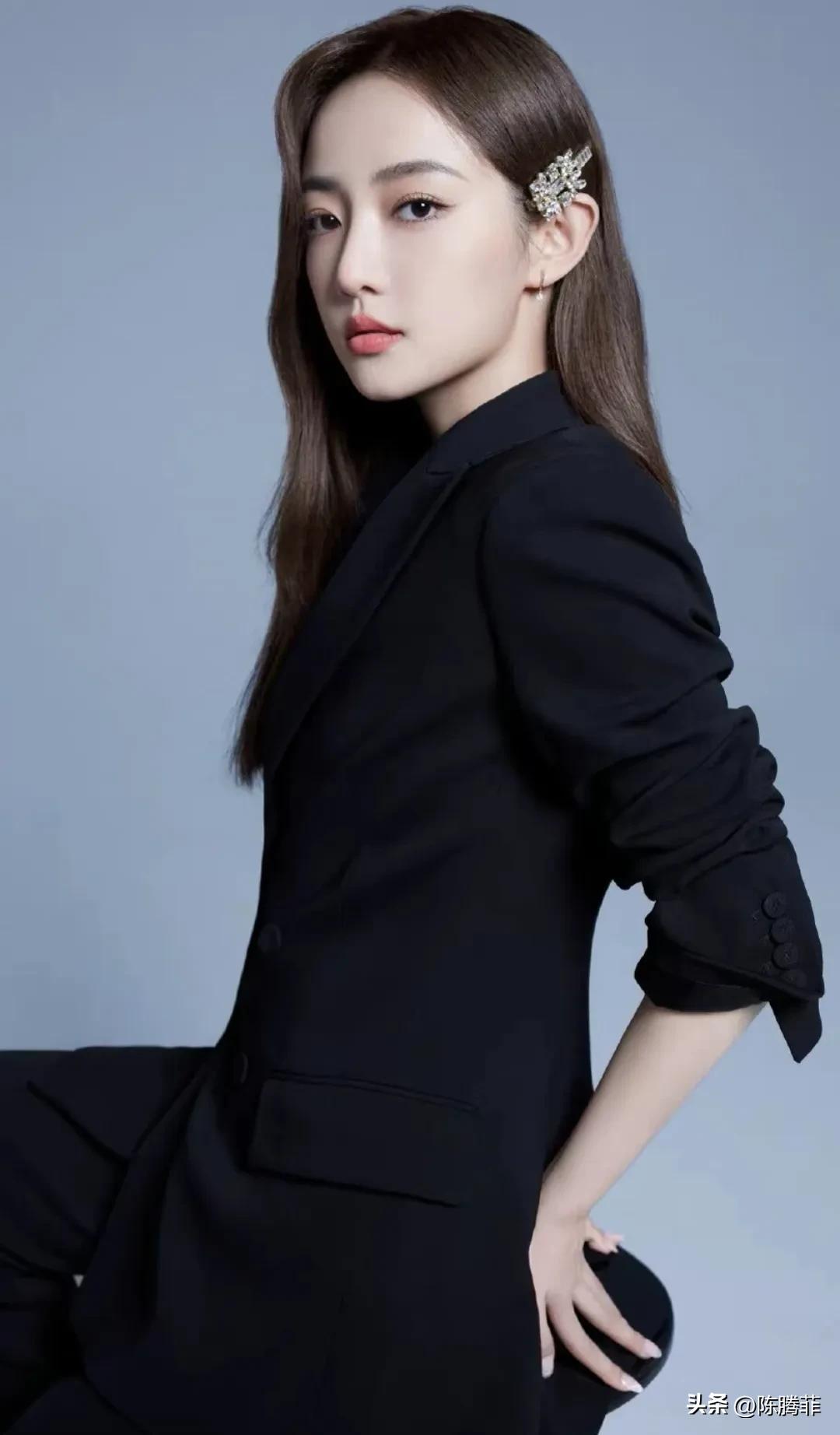 Wu Jiayi's amazing photo shoot, fresh and refined, beautiful and moving ...