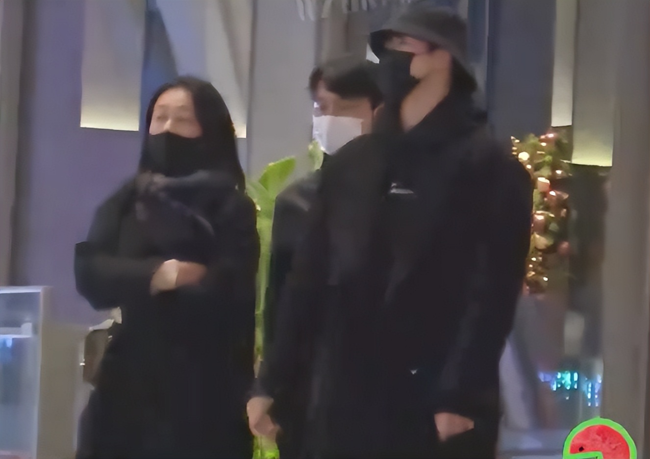 Chen Feiyu goes shopping with his family, 54-year-old Chen Hong looks ...