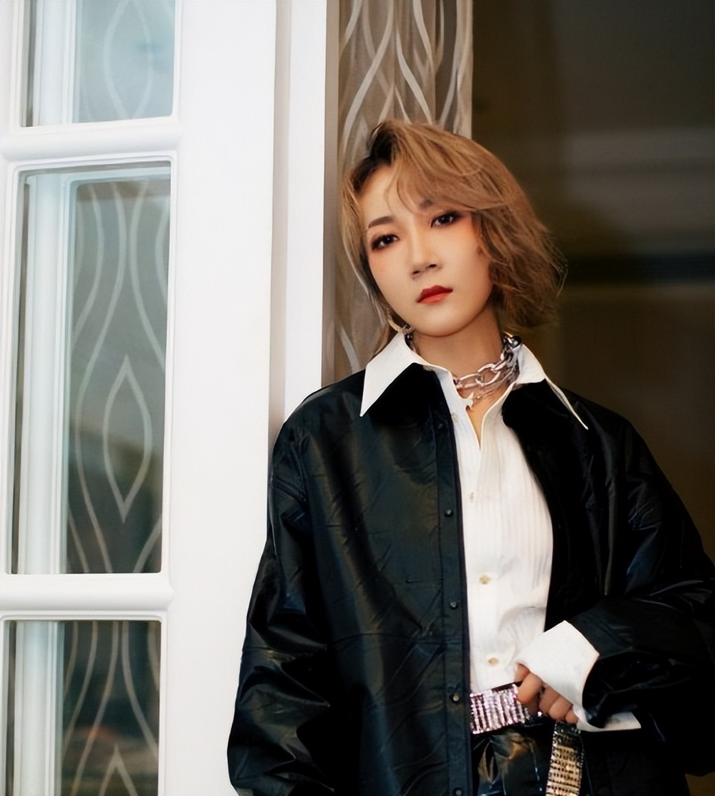 What brand is Naiwan from?He was once bombed on the Internet for being ...