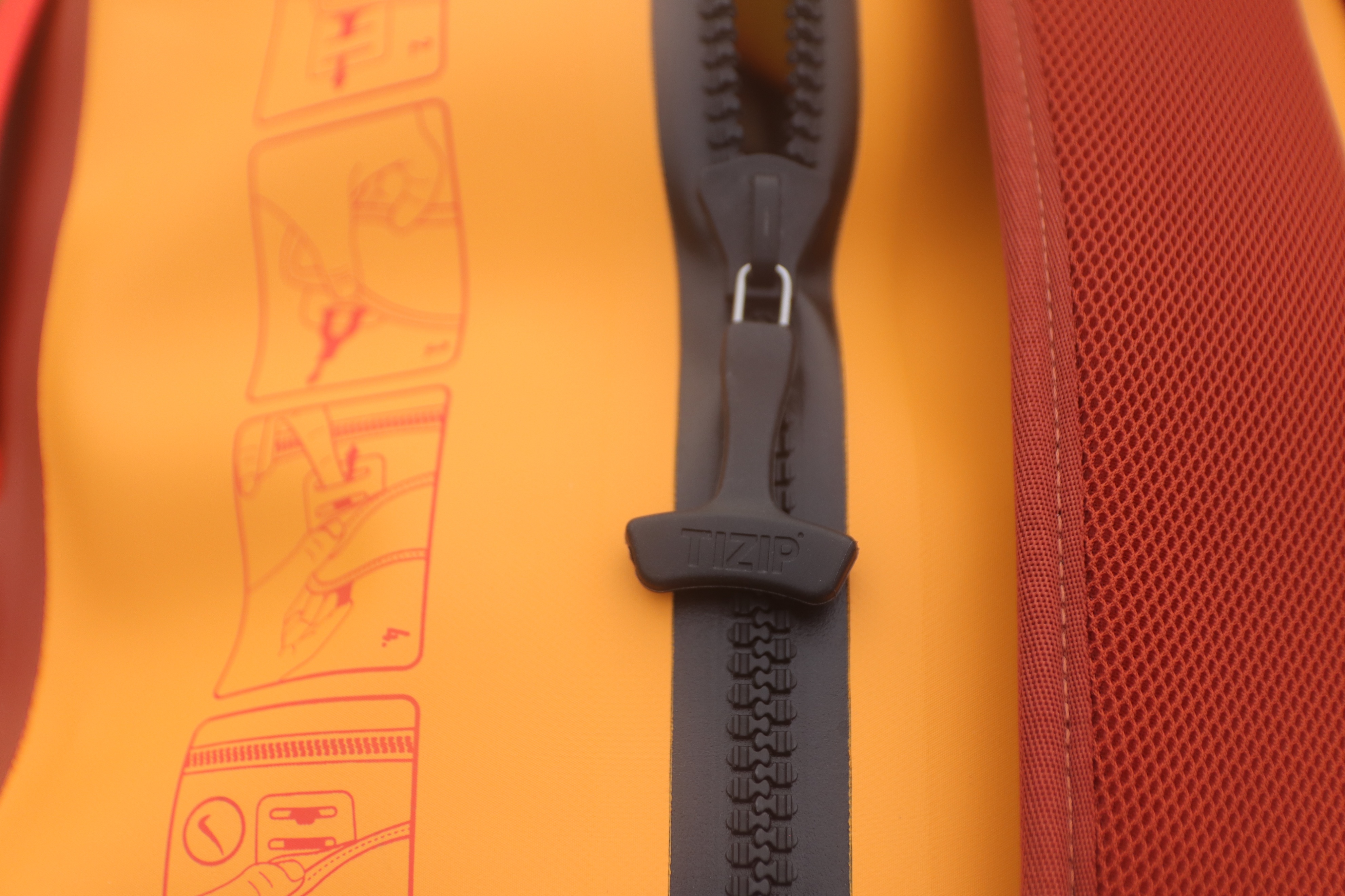 Sea To Summit Rubik's Cube Waterproof Backpack Outdoor Test - iNEWS