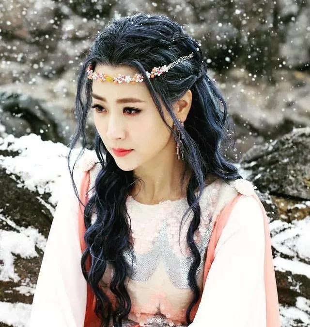 Temperament-type beauty Bai Bing, beautiful and charming, fair-skinned ...