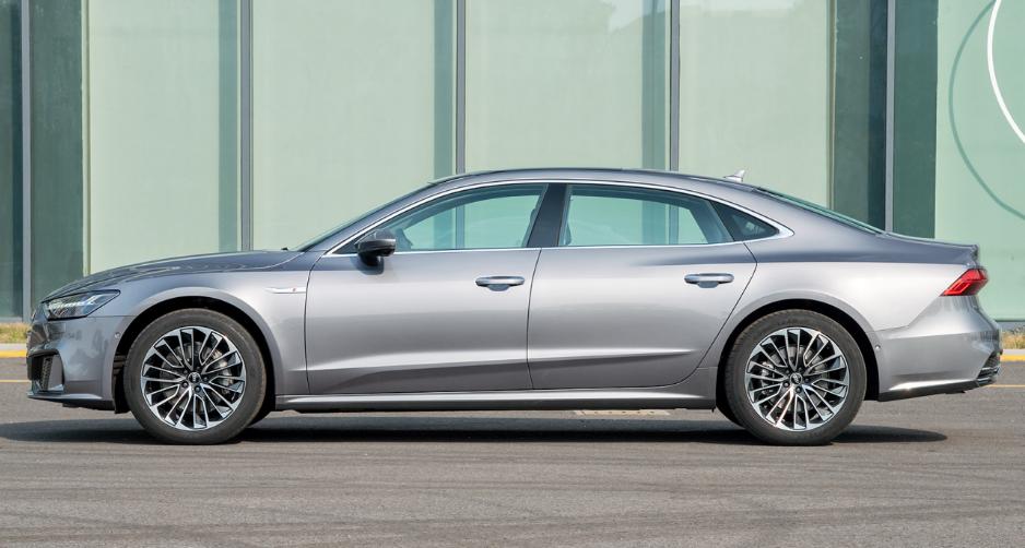 Audi A7L family comes out, the 2.0T version realizes three-screen ...