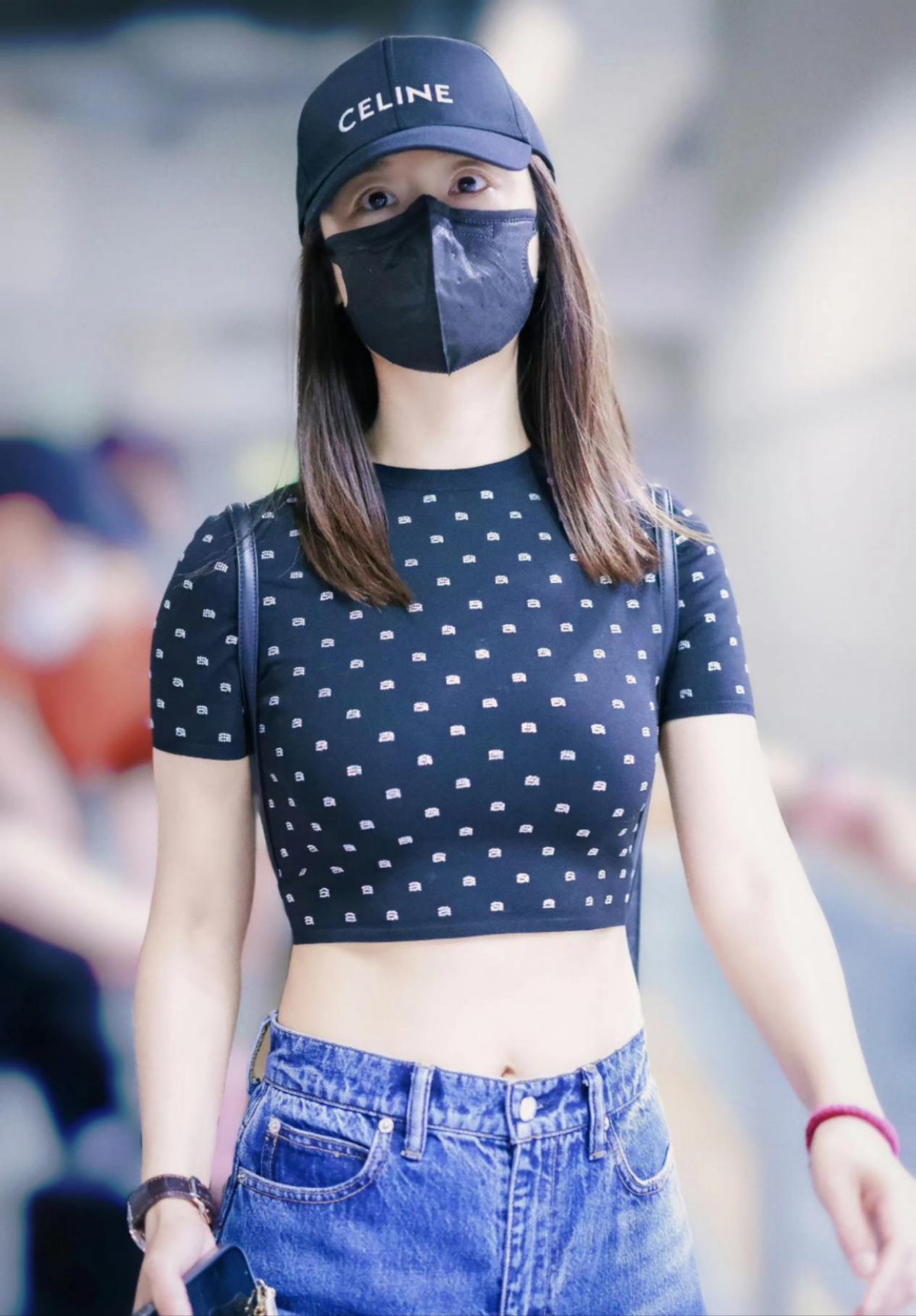 Ruby Lin has not been to the mainland for a long time. She wears a ...