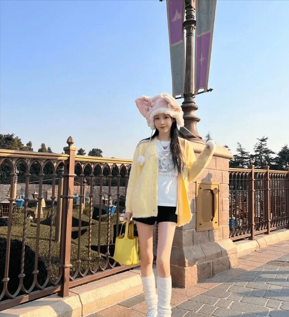 Pan Weibo takes his daughter to Disneyland for fun. Xuan Yun wears ...