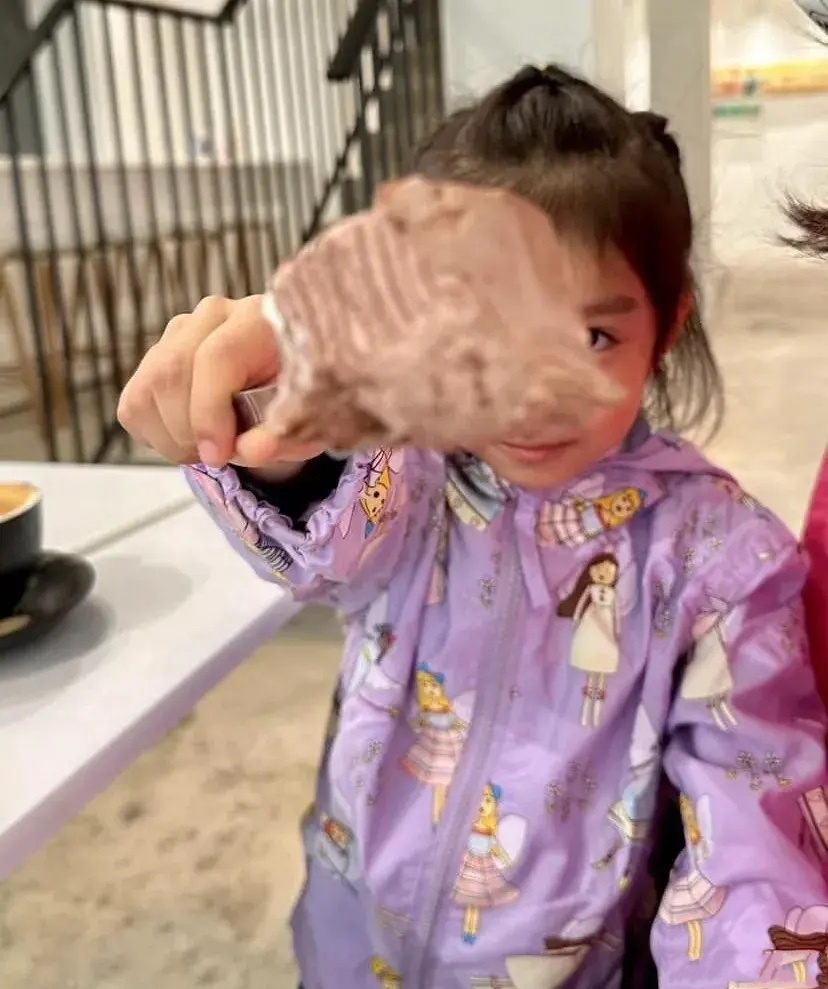 On Mother's Day, Guo Jingjing's two daughters ate very frugally, and ...