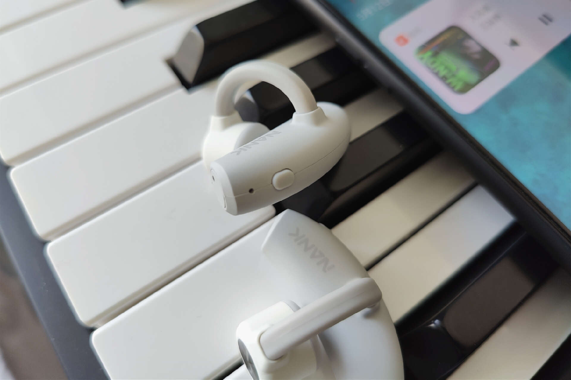 The Bluetooth headset with the most design elements at the moment, the ...