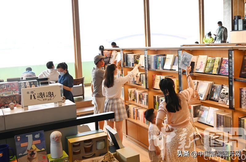 Chengdu: "Underwater" bookstore attracts people to check in - iNEWS