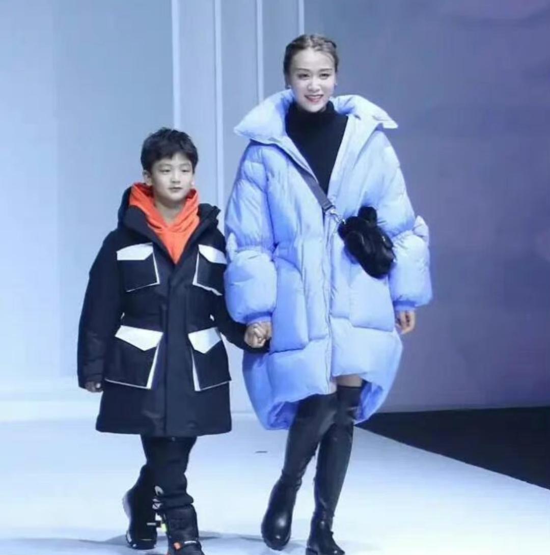 Ye Yiqian took her son to the catwalk, Liangzai was teased to be exactly the same as his father ...