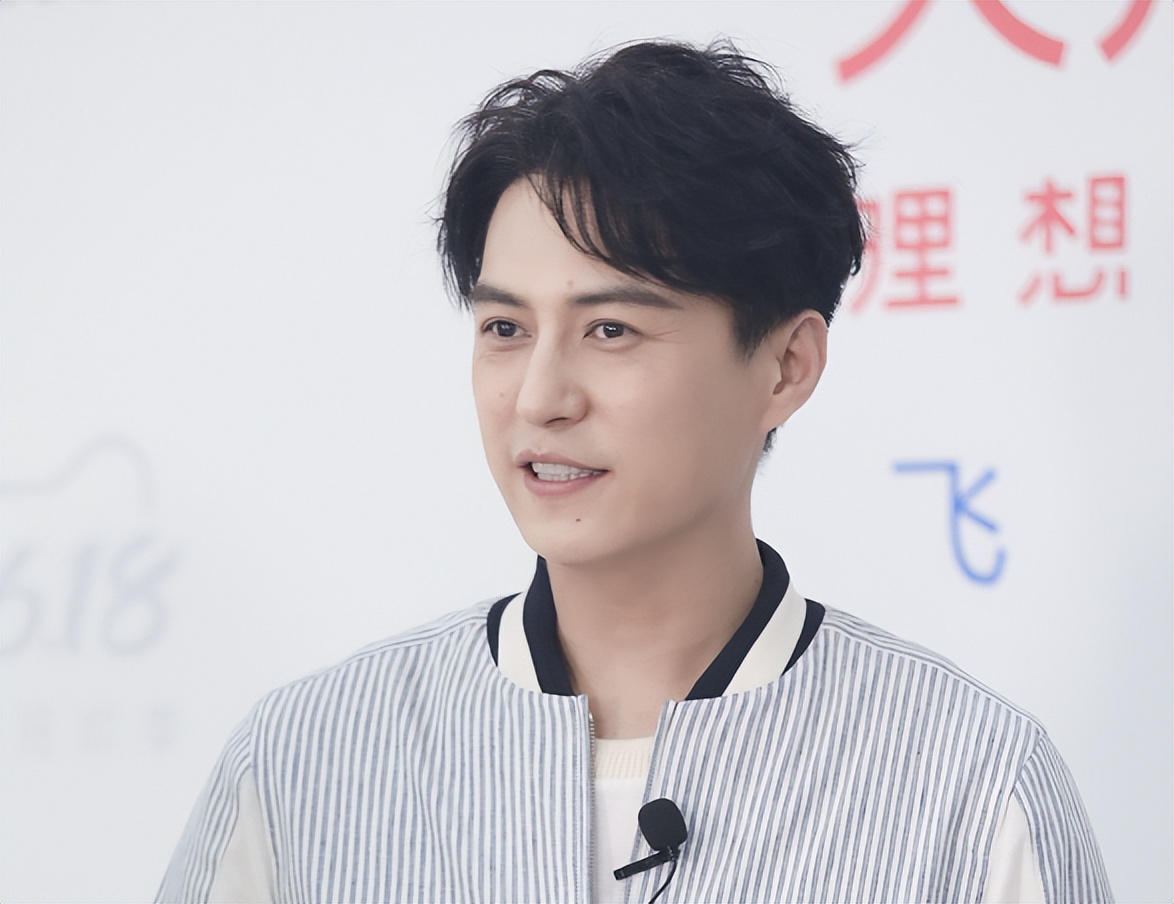 Jin Dong appeared in the theater to watch the show in a low-key manner ...