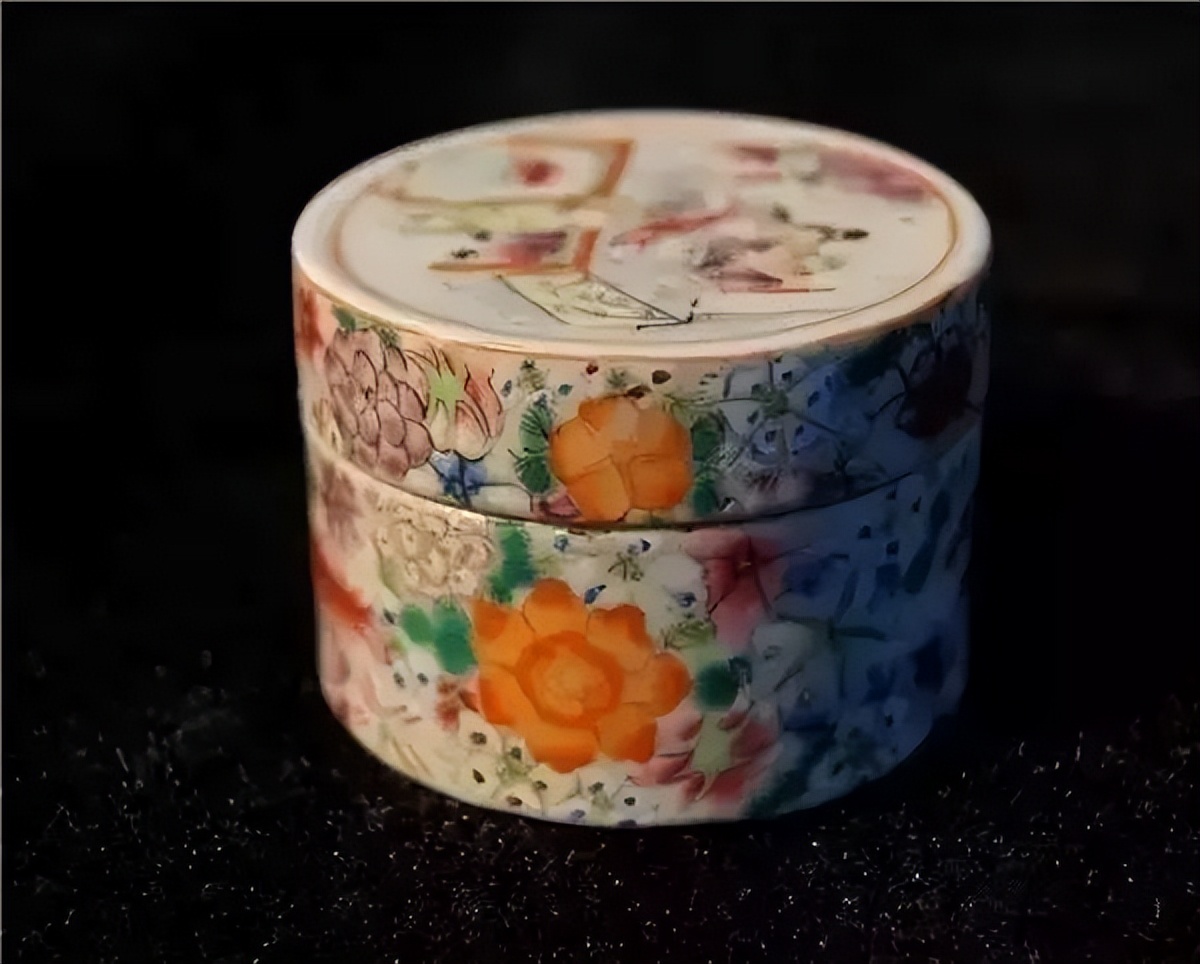 The rouge box in the East is antique, the cosmetic box in the West is ...