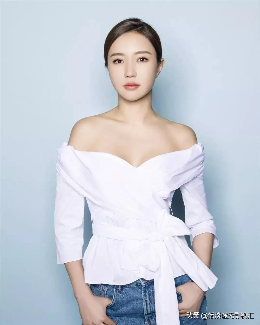 Han Yuqin's skin is white and beautiful, as quiet as water, beautiful ...