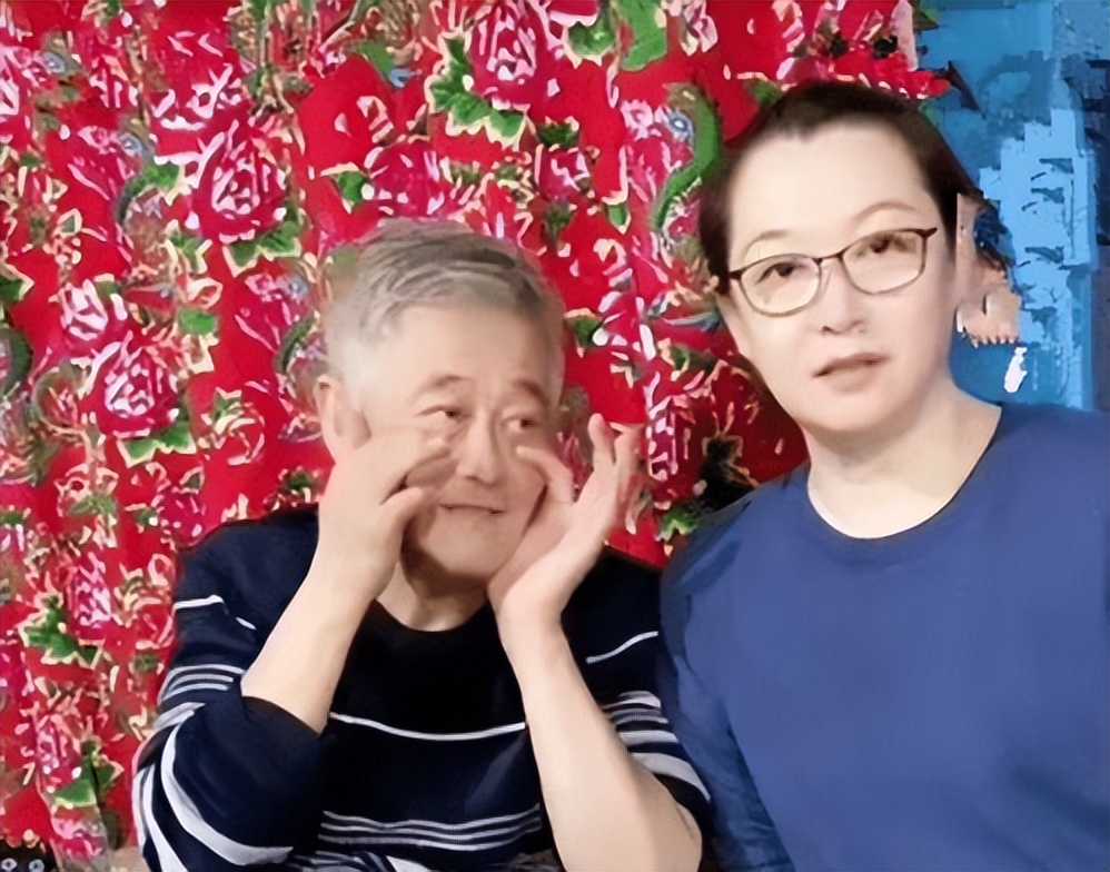 The woman behind Zhao Benshan finally showed up, fifty-five-year-old Ma ...