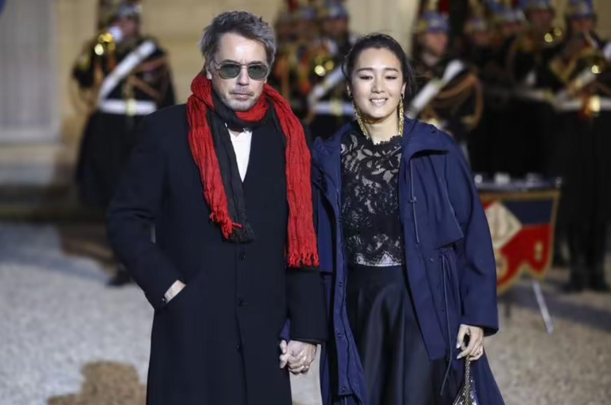 58-year-old Gong Li and her husband go shopping with their shoulders ...